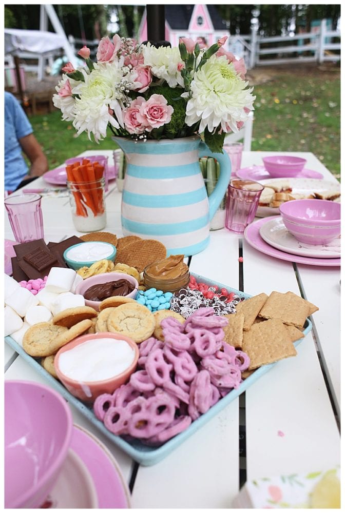 Outdoor Family Dining: gather around the table! Live Sweet